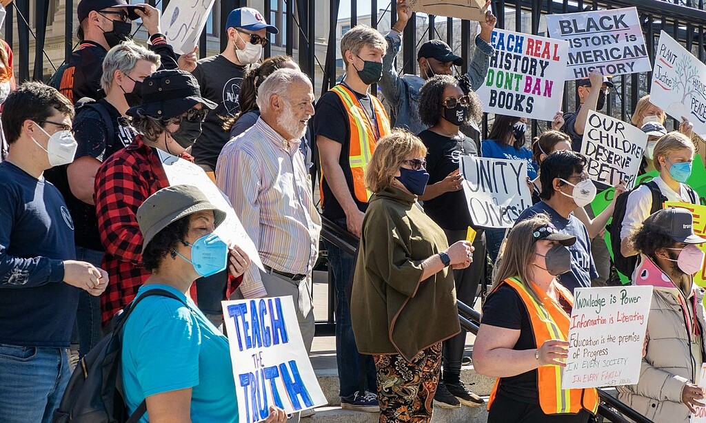 Why we shouldn’t ban books – The West Bend Current